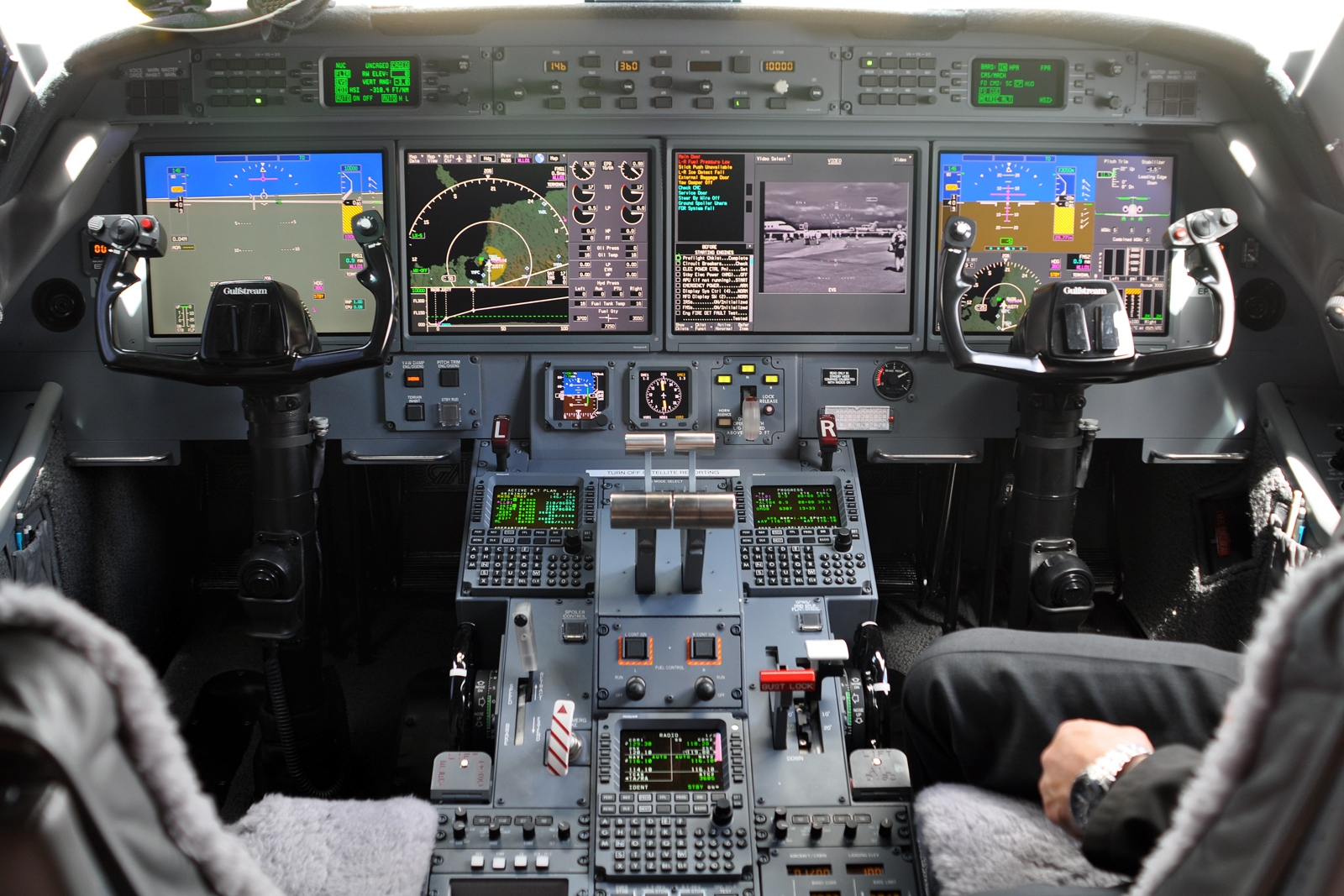 Wireless Data Loader Offered for Primus Epic Cockpits. Maintenance