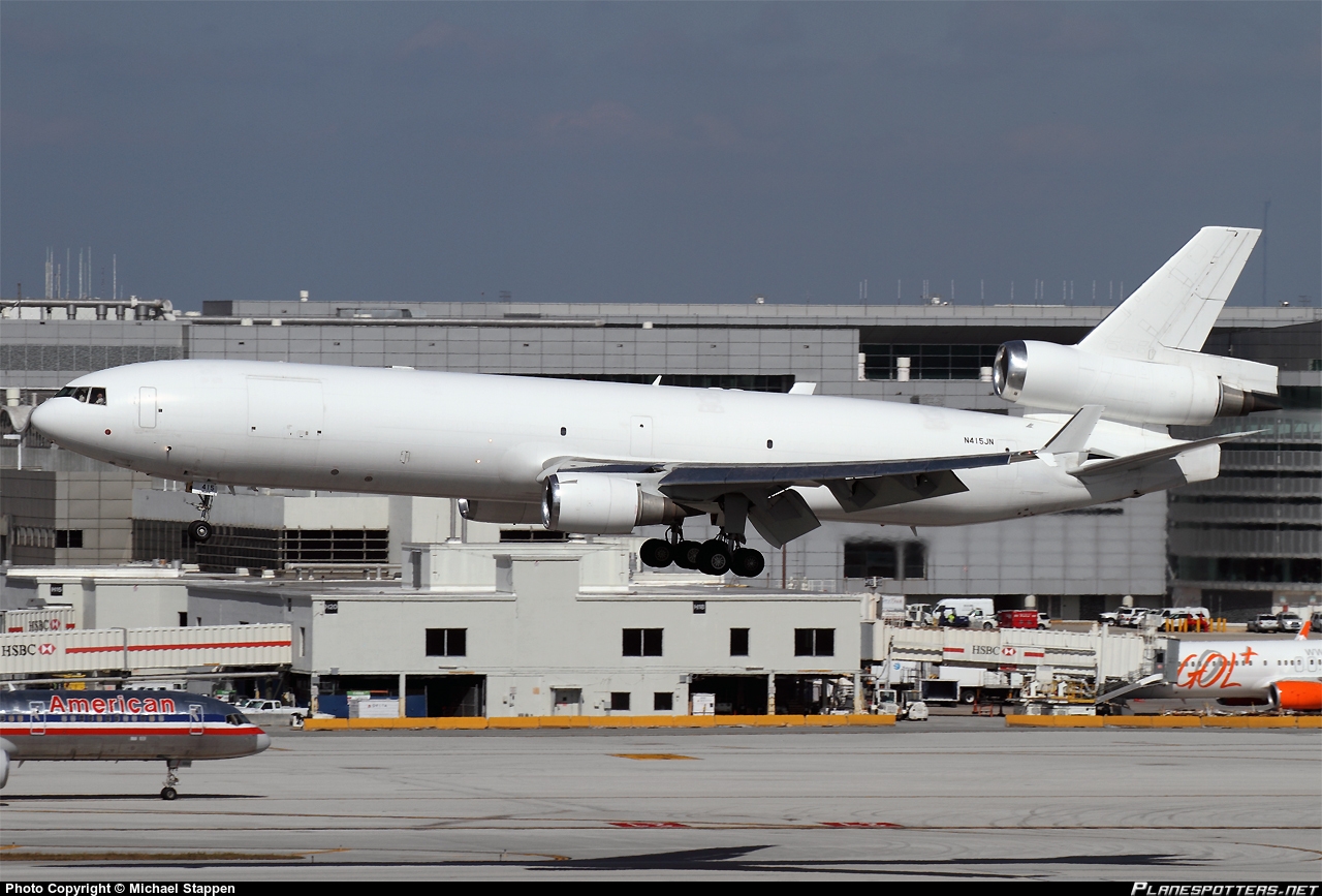 Body found on cash cargo plane refuelling in Zimbabwe. Crew of Florida