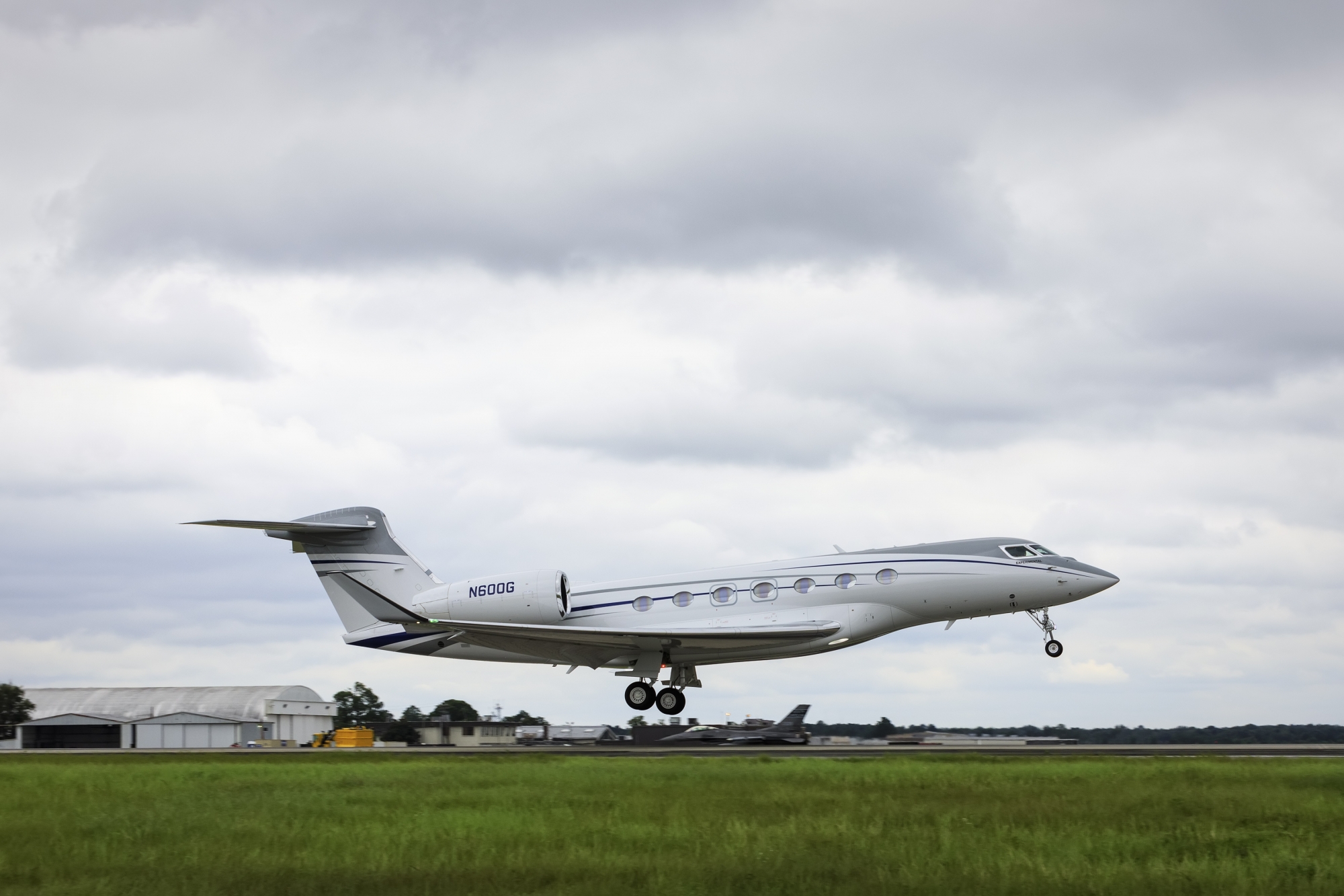 Fully outfitted Gulfstream G600 test aircraft completes first flight.