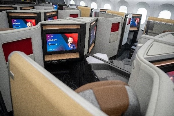 Thales celebrates American Airlines 1st 787-9 aircraft flying with ...